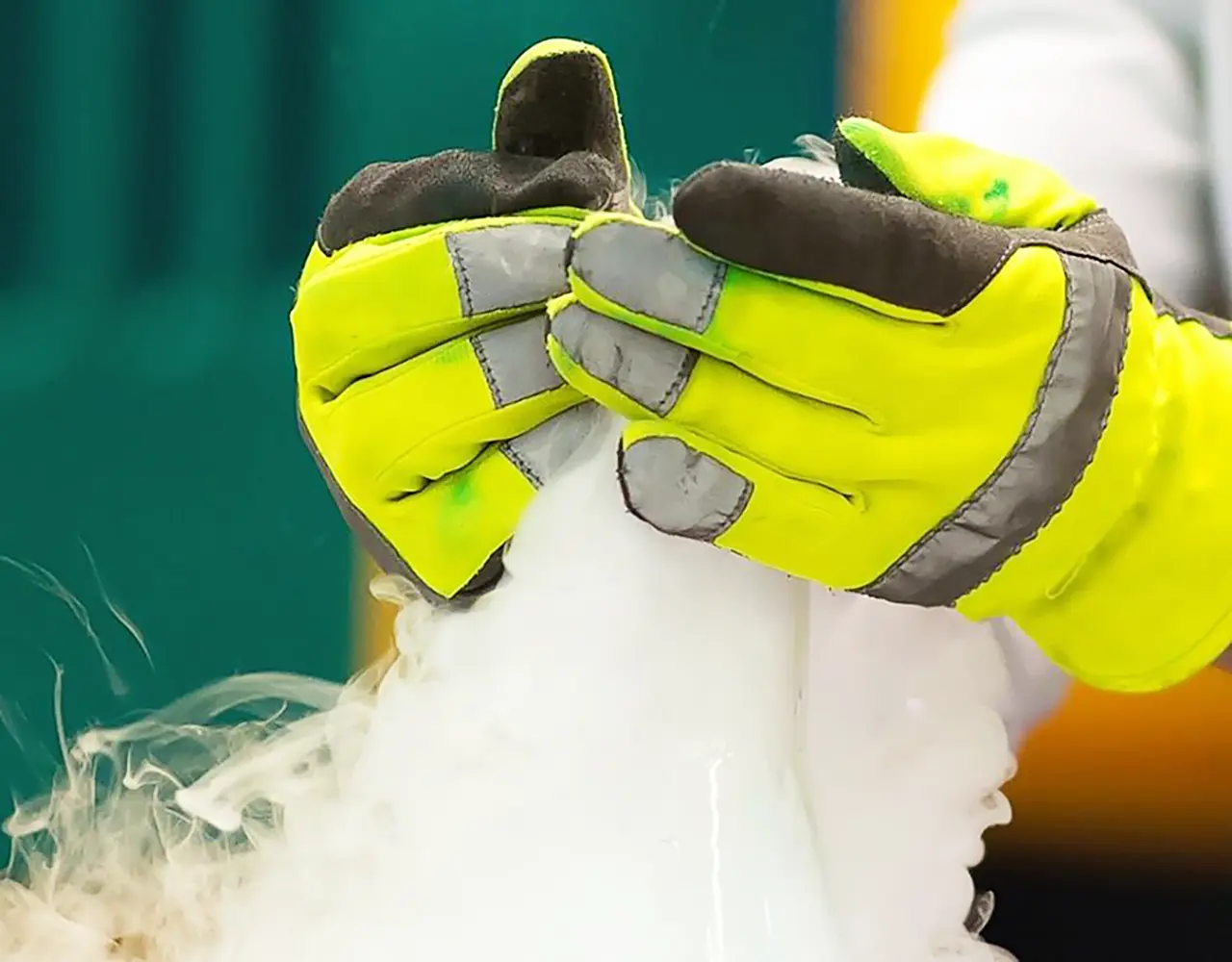 Dry ice safety tips - Penguin Brand Dry Ice®